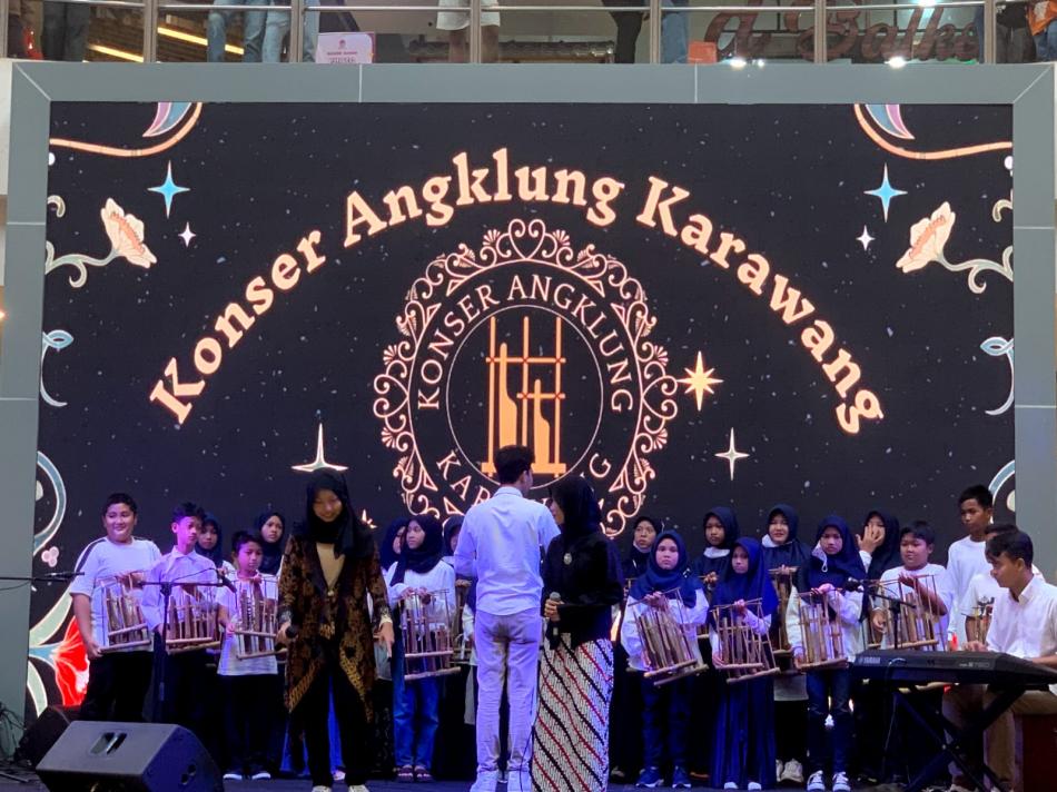 Angklung MI Al I`anah Tampil Konser Angklung di Karawang Central Plaza
